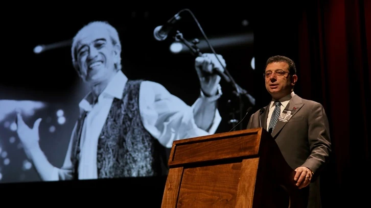 Edip Akbayram, alkışlar, gözyaşları ve “Yıllar” şarkısıyla uğurlandı ...